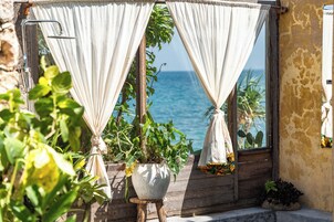 Quarto Duplo Deluxe, vista para o oceano | Casa de banho | Um polibã, toalhas fornecidas, sabão, champô 