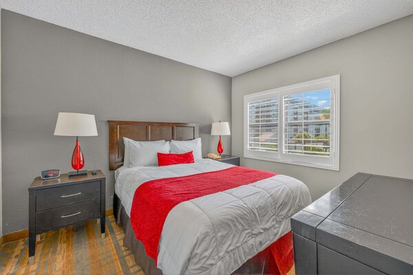 Scenic Lakeview Condo W Balcony And Resort Pools - Orlando, FL