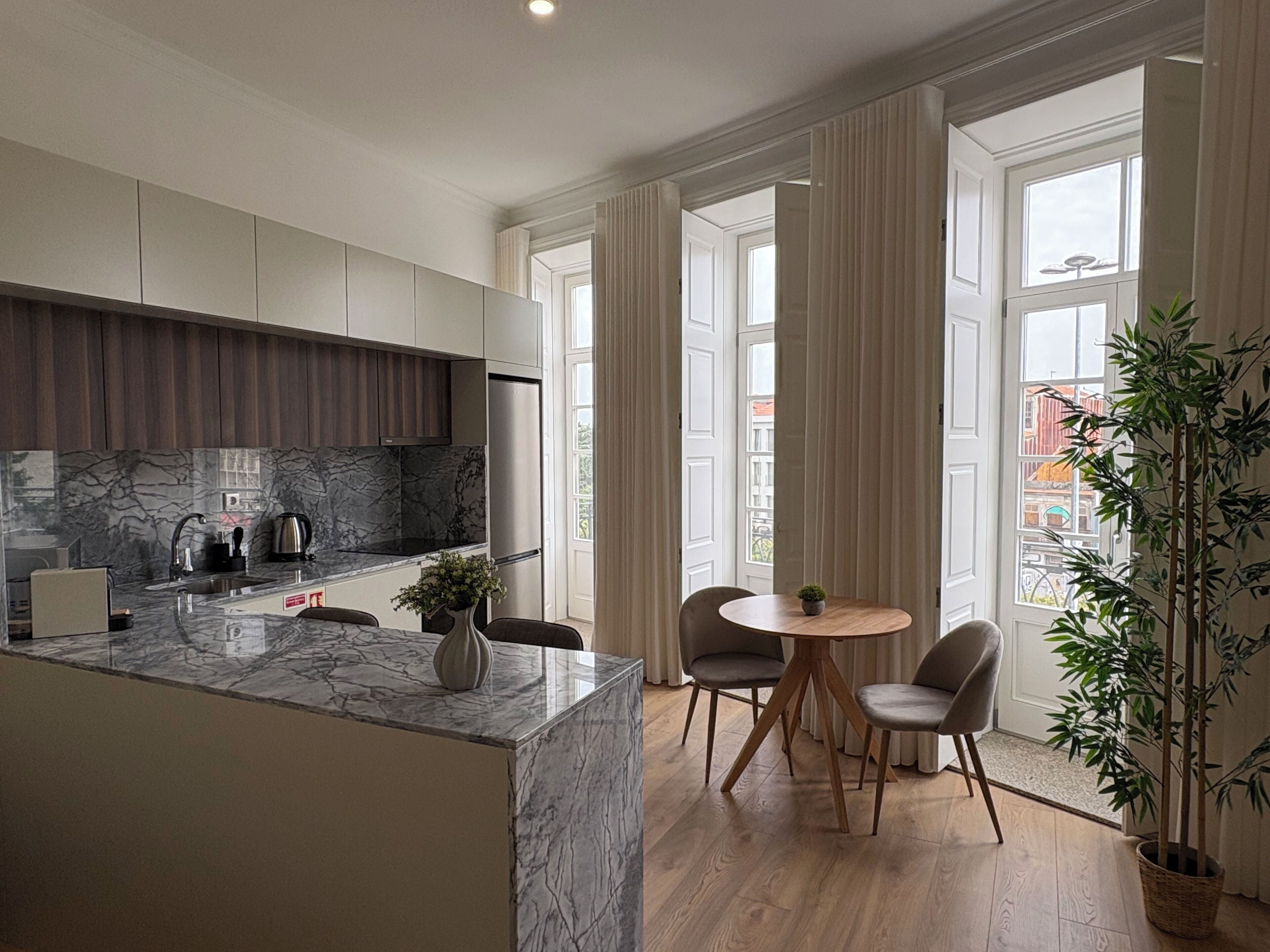 Estúdio Comfort, Vista para a cidade | Cozinha privada | Um frigorífico/congelador grande, um micro-ondas, um forno 