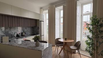 Estúdio Comfort, Vista para a cidade | Cozinha privada | Um frigorífico/congelador grande, um micro-ondas, um forno