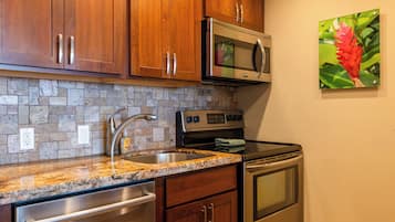 Estúdio, cozinha, vista para o oceano | Cozinha privada | Uma cafeteira/bule, um frigorífico, um micro-ondas, um forno