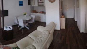 Casa (Holiday Home Sunny Retreat - With Ter) | Sala | Televisor de ecrã plano de 32 polegadas com canais por cabo 