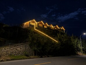 Um edifício com vários andares, uma escadaria e uma parede de pedra.