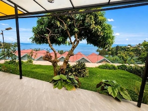 Quarto casal standard, vista para o lago | Área da propriedade