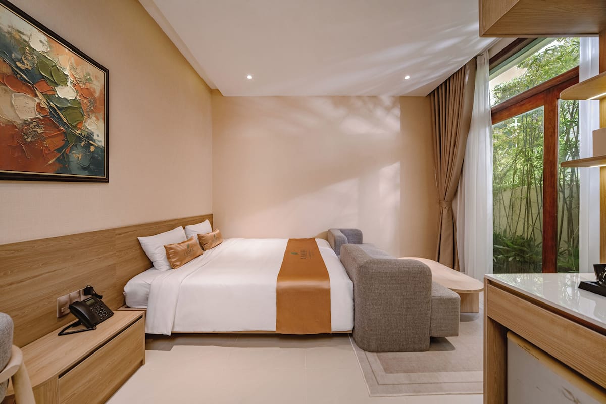 Estúdio Deluxe, vista para o jardim, no rés do chão | Roupa de alta qualidade, minibar, cofre no quarto