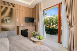 Suíte superluxo, varanda, vista para a piscina | Área de estar