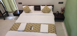 Quarto casal luxo | Escrivaninha, espaço de trabalho para notebook