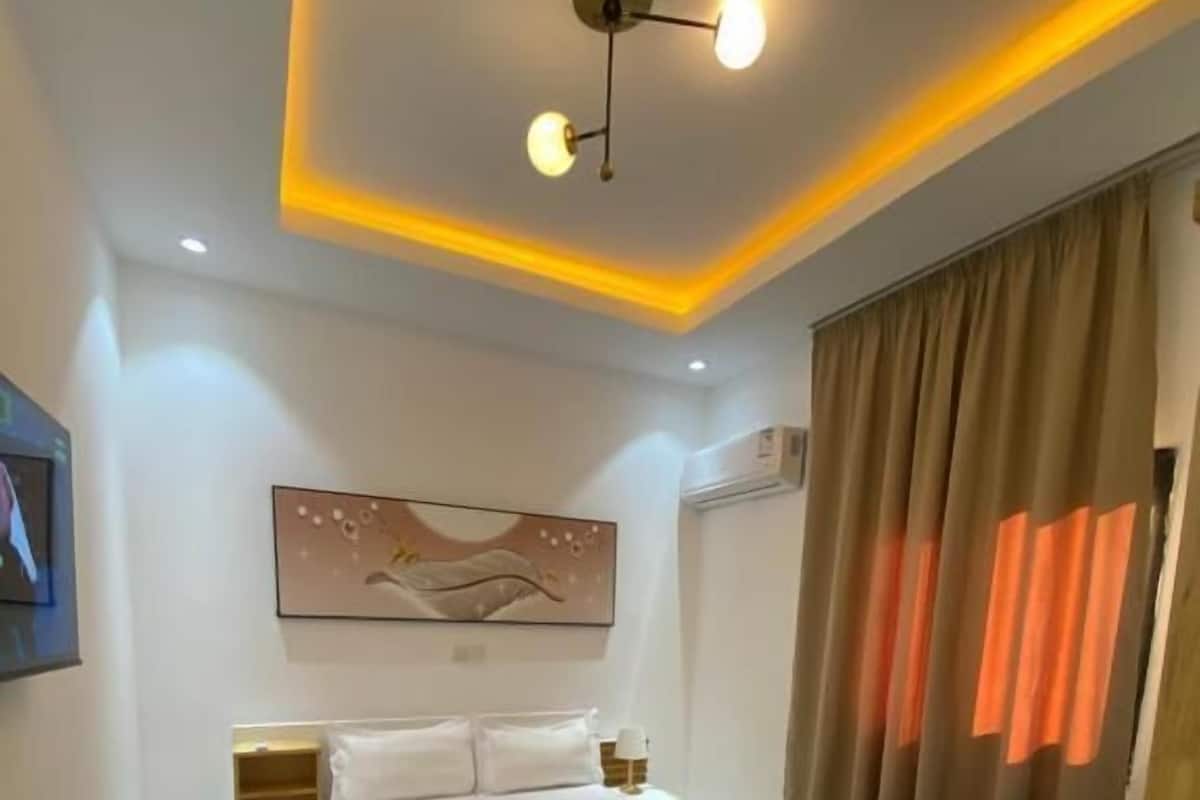 Apartamento superior, sacada, vista para a cidade | Escrivaninha, espaço de trabalho para notebook, quartos à prova de som