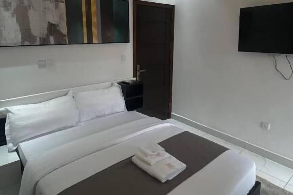 Apartamento luxo, sacada, vista para a piscina | Escrivaninha, espaço de trabalho para notebook, quartos à prova de som