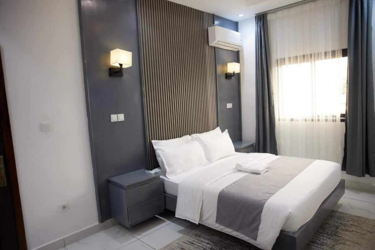 Apartamento superior, sacada, vista para a cidade | Escrivaninha, espaço de trabalho para notebook, quartos à prova de som