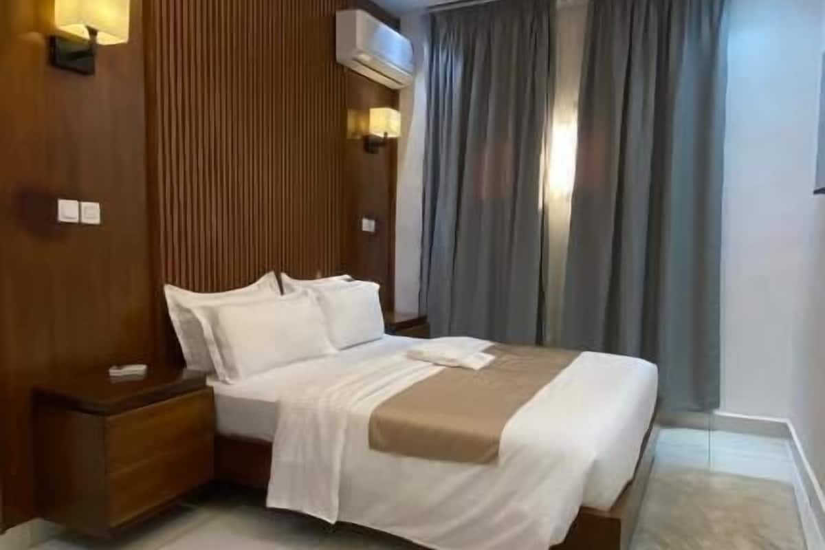 Apartamento superior, sacada, vista para a cidade | Escrivaninha, espaço de trabalho para notebook, quartos à prova de som