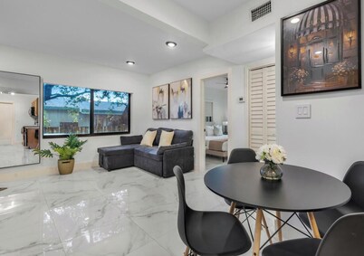 Stylish 2BR & Parking in Design District