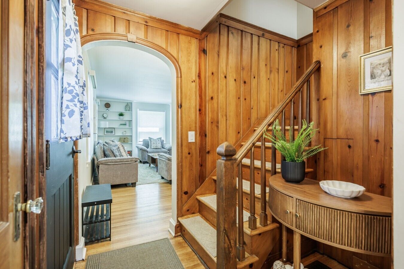 Brighton Stay Near Urmc | King Bed, Home Cinema & Backyard - Rochester, NY