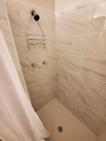 Quarto Duplo Deluxe, 2 camas de casal, não fumadores | Casa de banho | Um polibã, toalhas fornecidas, sabão, champô