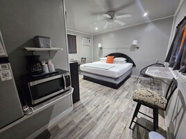 Quarto solteiro superluxo | Escrivaninha, espaço de trabalho para notebook, Wi-Fi de cortesia