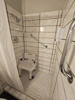 Quarto solteiro superluxo | Banheiro | Chuveiro, toalhas de banho, sabonete, shampoo