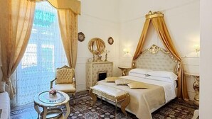 Quarto com cama, cadeira, mesa e piso estampado.