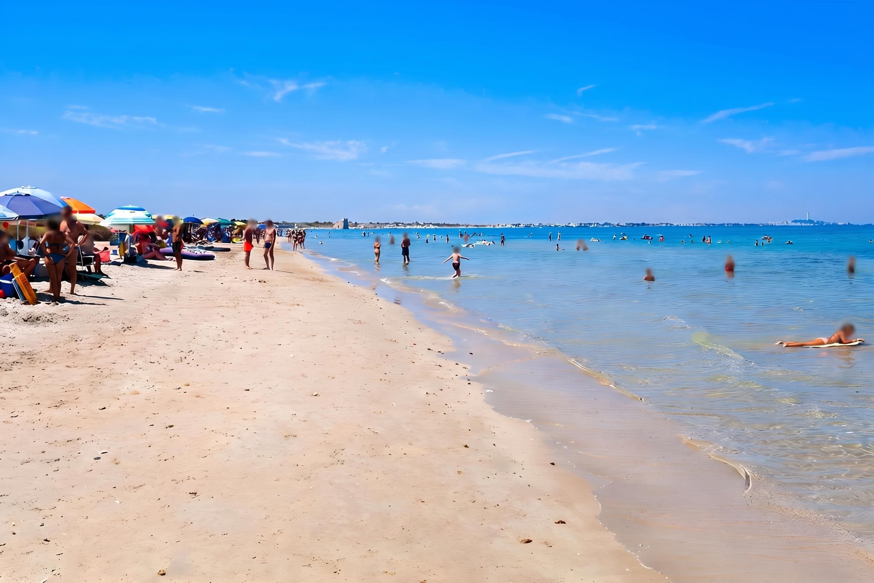 Uma praia com pessoas se banhando ao sol, guarda-sóis e um céu claro.