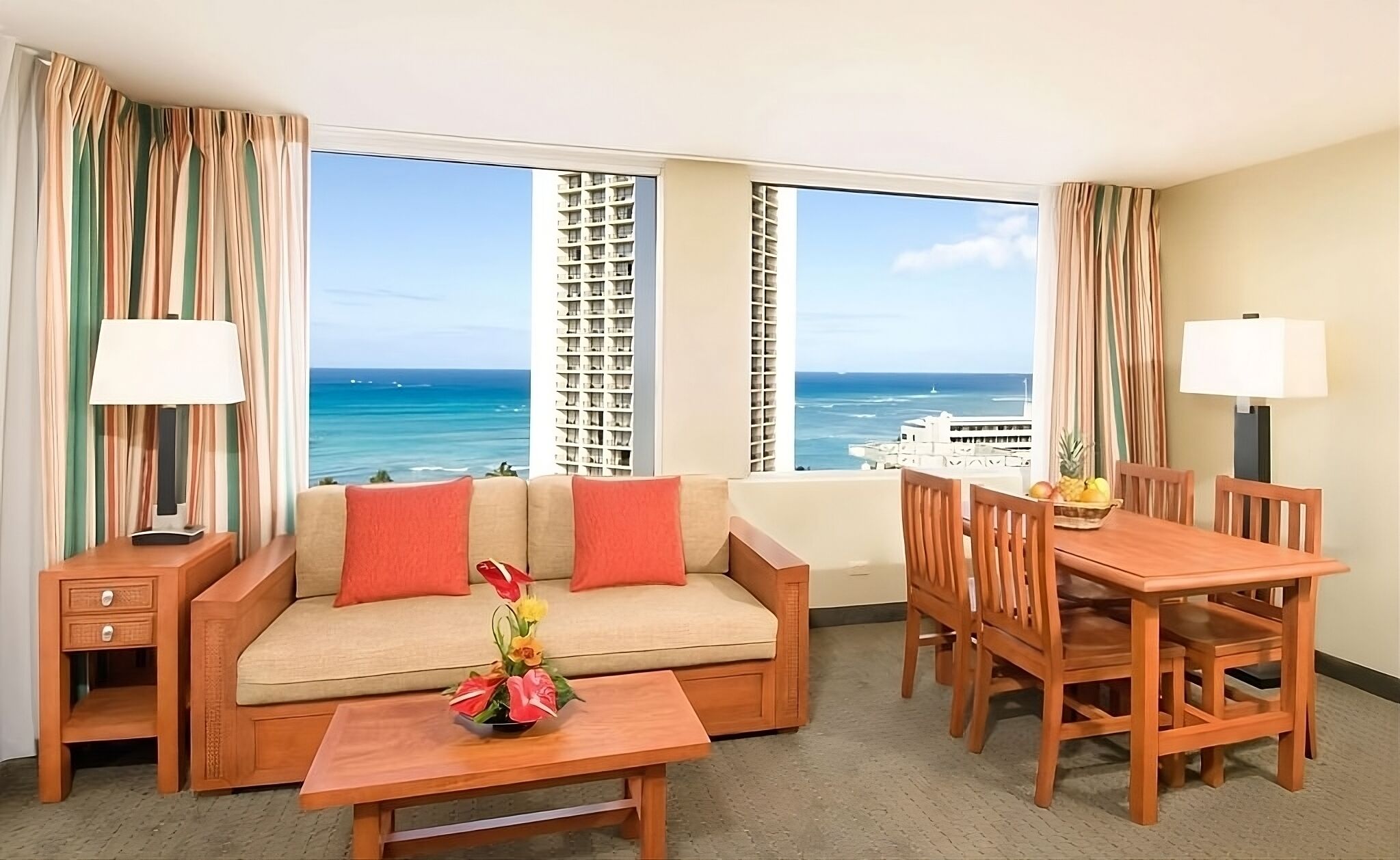 Two Ocean View Suites W/ Kitchens & Rooftop Pool Access| 2 Blocks To The Beach - O‘ahu, HI