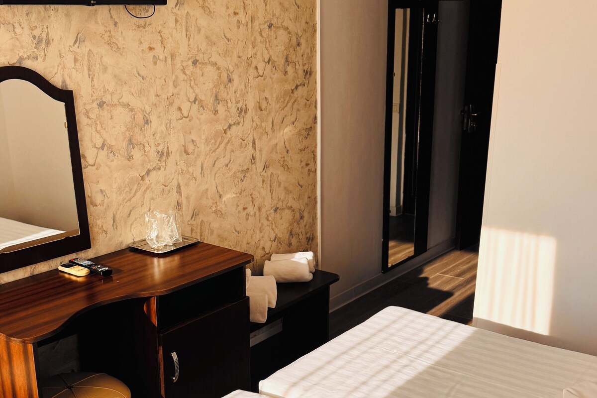 Quarto Twin Comfort | Secretária, cortinas/cortinados opacos, ferro/tábua de engomar 