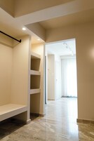 Quarto Triplo Standard, varanda | Cofre no quarto, quartos insonorizados, ferro/tábua de engomar 