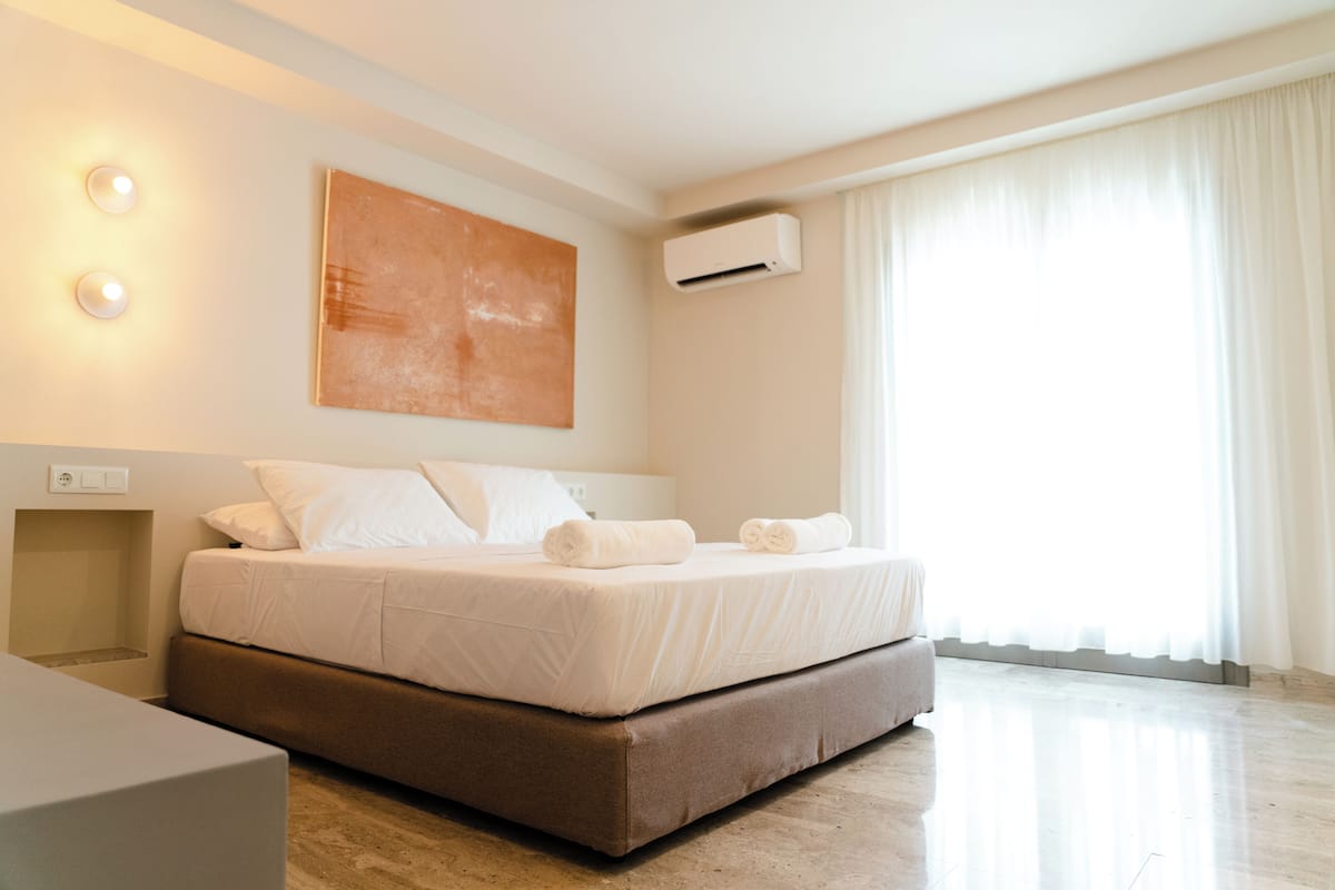 Quarto casal luxo, sacada, vista para a cidade | Cofres nos quartos, quartos à prova de som