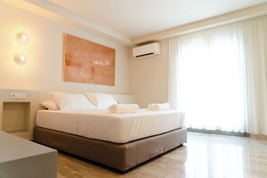 Quarto casal luxo, sacada, vista para a cidade | Cofres nos quartos, quartos à prova de som
