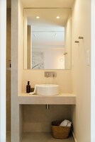 Quarto Triplo Standard, varanda | Casa de banho | Um polibã, um secador de cabelo, toalhas fornecidas, sabão 