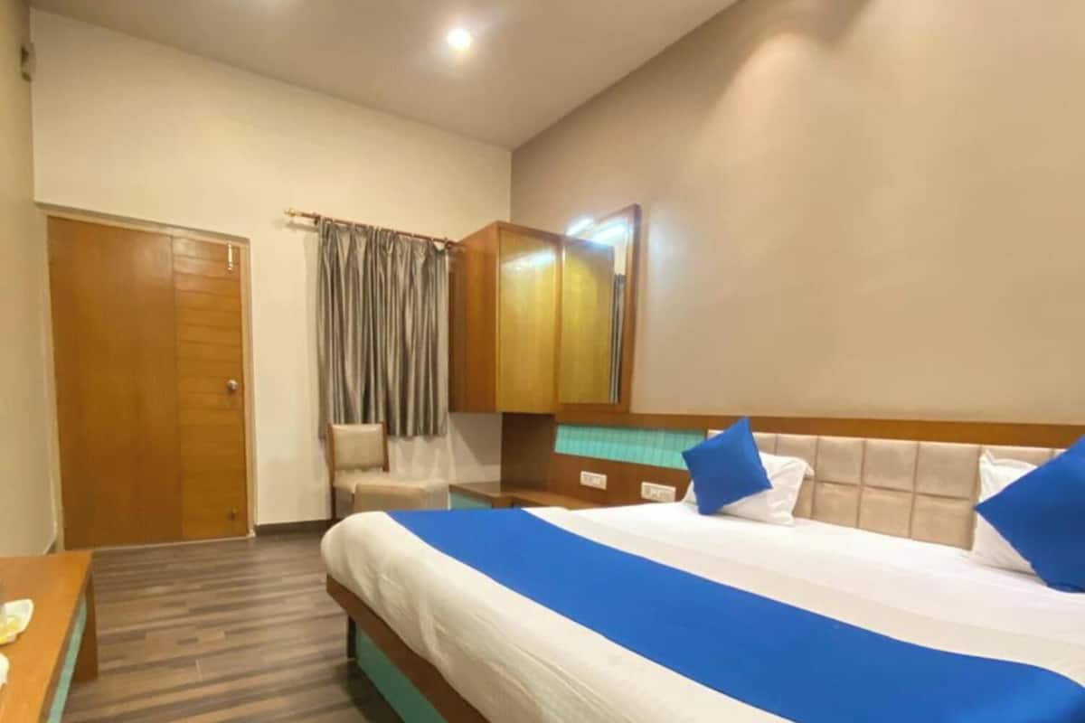 Quarto casal luxo, vista para a cidade | Escrivaninha, Wi-Fi de cortesia