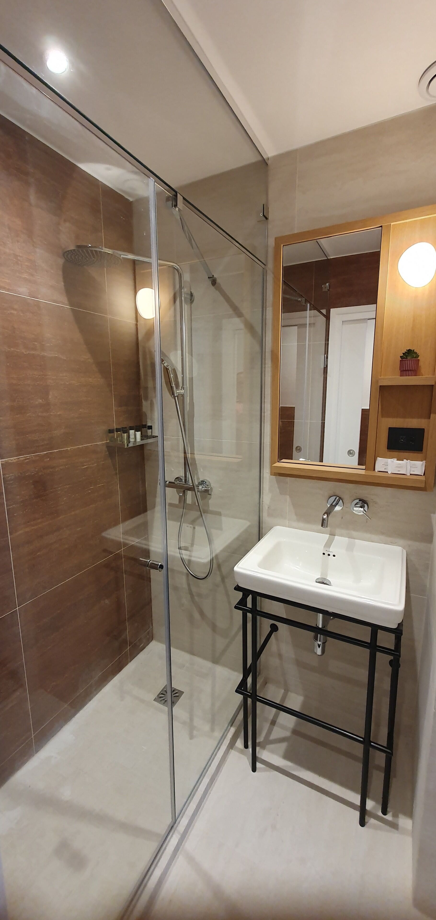 Suite Júnior, kitchenette | Casa de banho | Um secador de cabelo, toalhas fornecidas, sabão, champô 