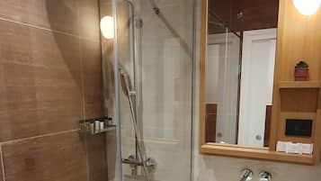 Suite Júnior, kitchenette | Casa de banho | Um secador de cabelo, toalhas fornecidas, sabão, champô