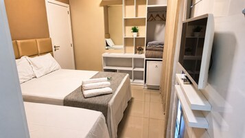Quarto triplo superior, vista para a cidade | Cortinas blackout, Wi-Fi de cortesia, roupa de cama