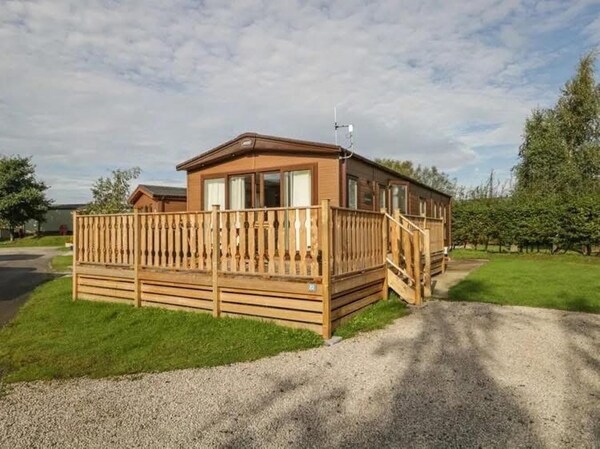 2-bed Cabin - Sleeps 5 - Parking - Pet Friendly - Carnforth