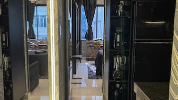 Uma cozinha moderna com frigorífico, máquina de café e área de refeições com mesa e cadeiras.