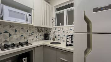 Apartamento | Cozinha privada | Um frigorífico/congelador grande, um micro-ondas, um forno