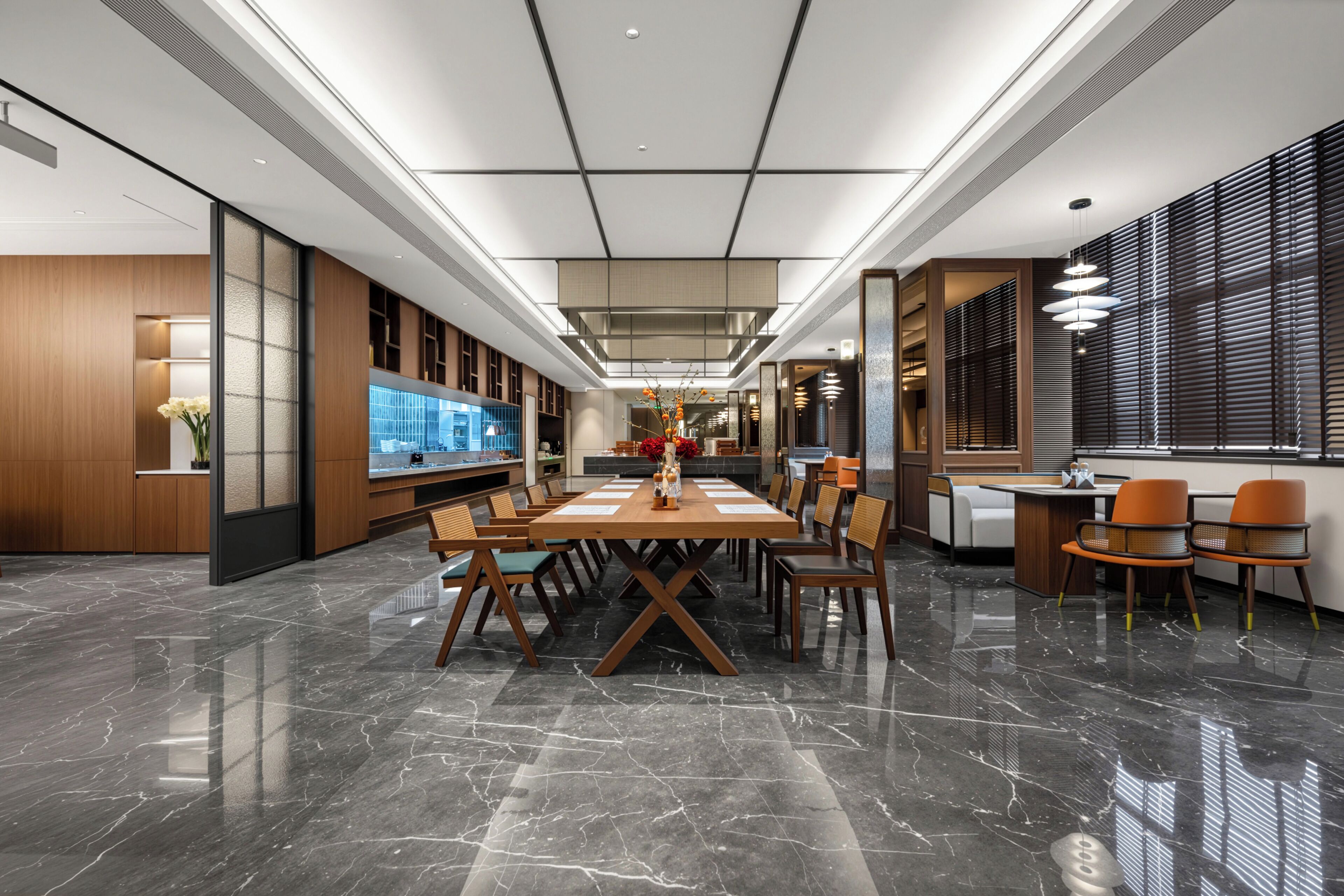 Um lobby de hotel moderno com piso de mármore, uma mesa de jantar central e áreas de estar.