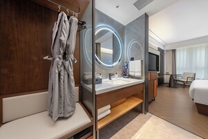 Quarto solteiro conforto, 1 cama King, para não fumantes, serviço de arrumação | Roupas de cama premium, frigobar (abastecido com itens grátis)