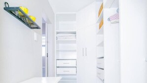Suite Deluxe, 1 quarto, pátio, vista para o pátio | Ferro/tábua de engomar, Wi-fi grátis 