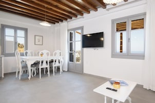 2-Bedroom Apartment with Sea View , Kalma | Cozinha privada | Máquina de café expresso, frigobar, chaleira elétrica