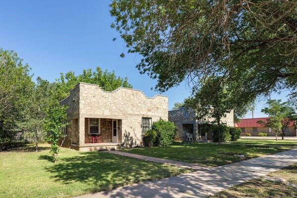 Walk To New Mexico Military Institute! Cozy Escape - Roswell, NM