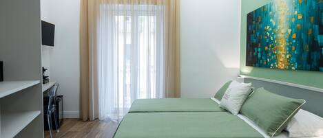 Quarto casal ou duplo luxo, sacada, vista para a cidade | Cofres nos quartos, quartos à prova de som