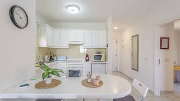 Apartamento, 2 quartos, sacada, vista para o jardim | Sala de jantar