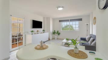 Apartamento, 2 quartos, sacada, vista para o jardim | Sala de estar