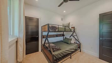 Cabine, várias camas, vista para a montanha (Big Sky Retreat) | 2 quartos, com decoração personalizada, com mobília individualizada