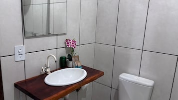 Chuveiro, chuveiro com efeito de chuva, produtos de toalete grátis