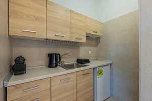 Apartamento luxo, sacada, vista para o jardim | Cozinha privada | Frigobar