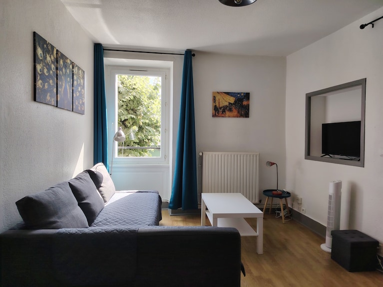 Le Triozon Cozy Two-bedroom Apartment Sleeps 2 To 4 2 Minutes From The Train Station - Saint-Babel