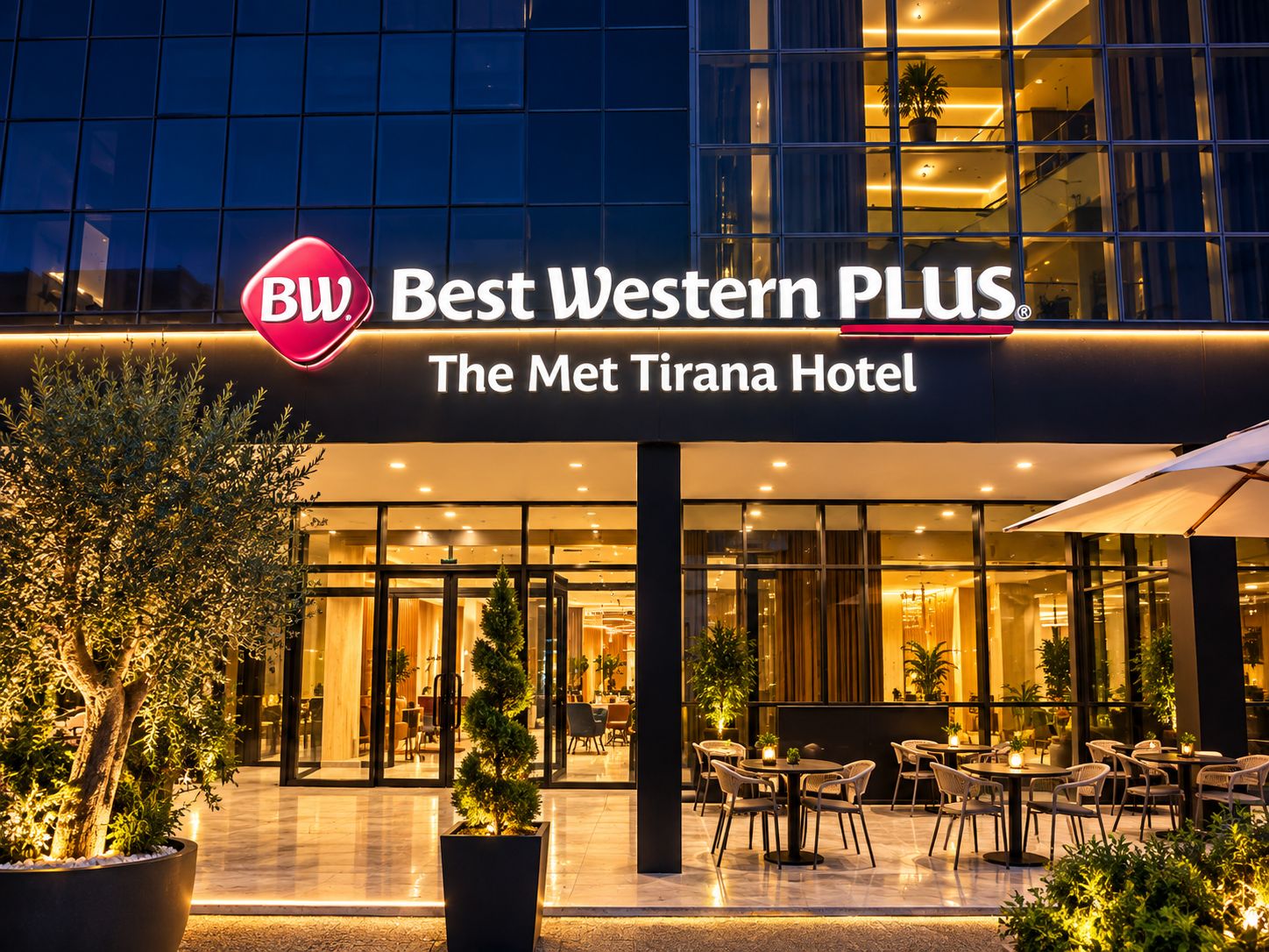 Exterior do hotel Best Western PLUS com uma placa indicando que é The Met Tirana Hotel.