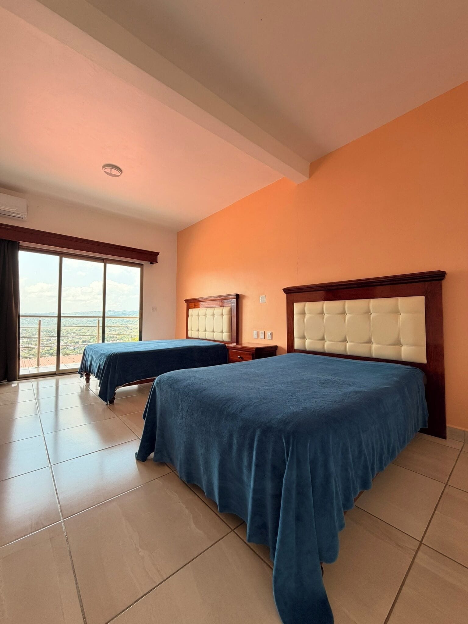 Quarto casal, sacada, vista para a montanha | Escrivaninha, espaço de trabalho para notebook, Wi-Fi de cortesia
