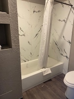 Quarto solteiro, 1 cama King, para não fumantes | Banheiro | Chuveiro, chuveiro com efeito de chuva, produtos de toalete grátis